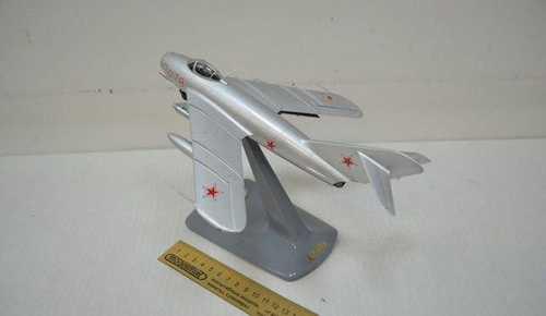 Модель самолета Миг-17