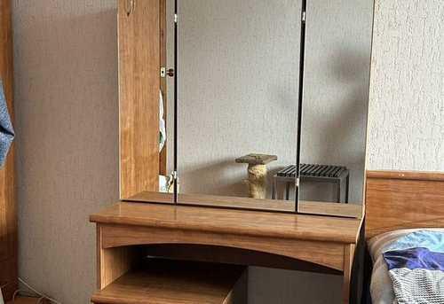 Туалетный столик с зеркалом и тумбами