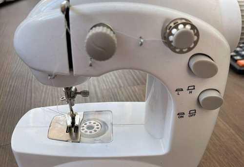 Машинка для шитья / швейная машина