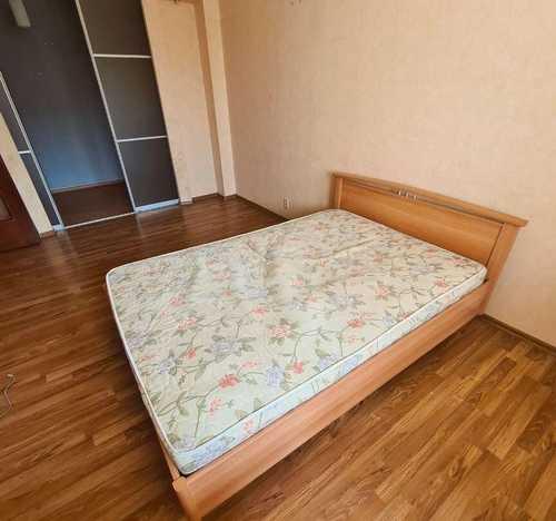 Двухъярусная кровать с матрасом