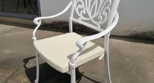 Белое стул кресло из литого алюминия с подушкой