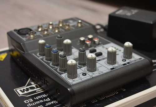 Микшерный пульт Behringer Xenyx 502