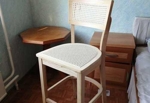 Барный стул из цельной древесины