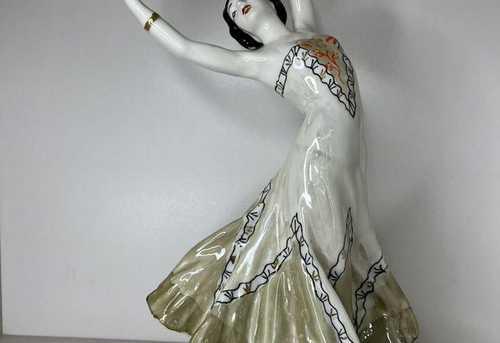Фарфоровая статуэтка танцовщица с векром лоз
