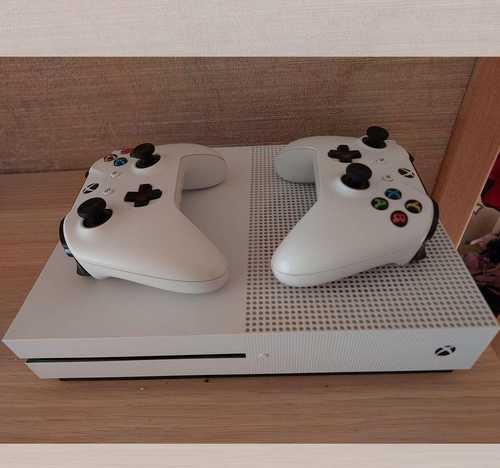 Xbox one s 1tb с двумя геймпадами