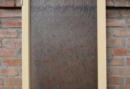 Створка деревянного окна с узорчатым остеклением