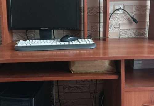 Компьютерный стол и стул вместе с компьютером