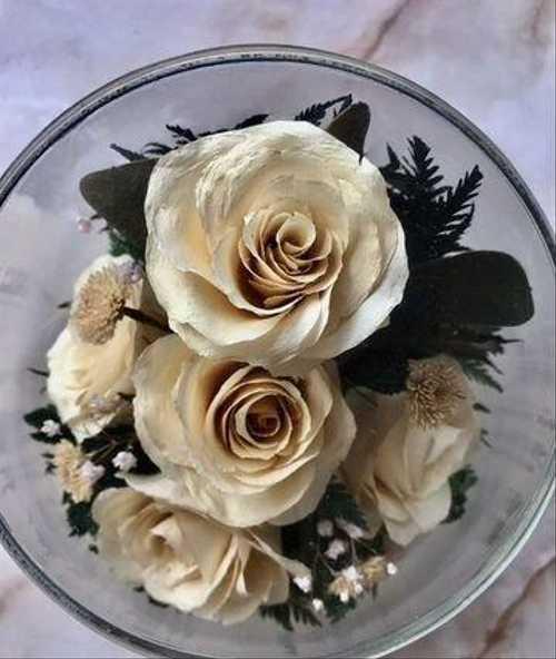 Живой букет роз в интерьерной вазе