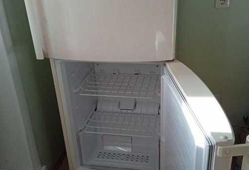 Холодильник с большой морозильной камерой LG