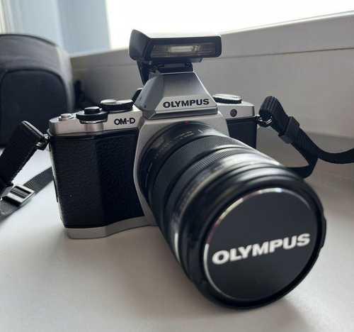 Olympus OM-D E-M5 с объективом 12-50 мм и вспышкой