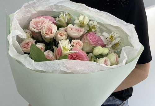 Букет с розами и альстромериями