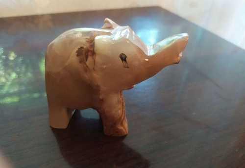 Статуэтка слон из камня