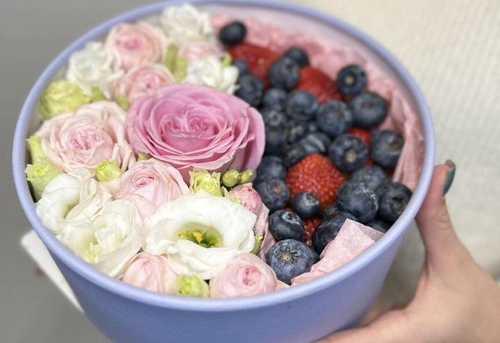 Блюмбокс с ягодами и цветами