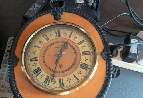Старинные настенные часы СССР янтарь