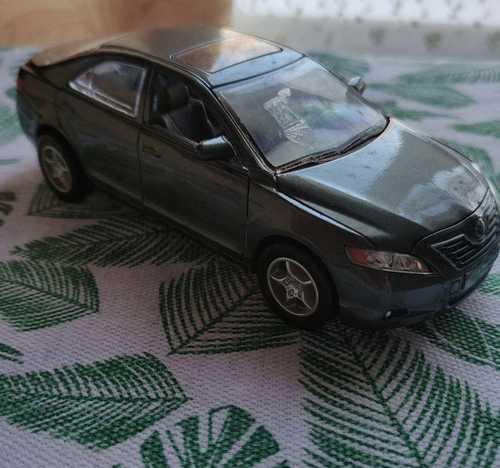 Модель автомобиля Toyota Camry 1:32