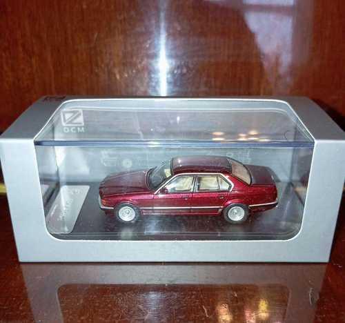 Модель BMW 7-Series 735i E32 1:64 DCM