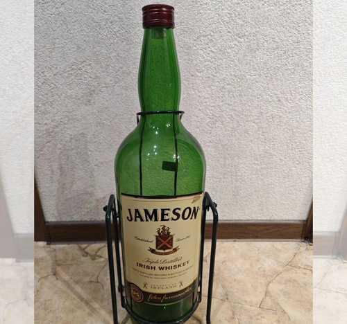 Бутылка на качелях Jameson