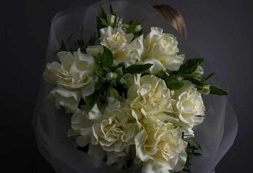Розы букет белые ажурные. Альстромерии