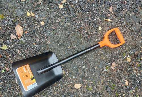 Совковая укороченная лопата Fiskars SolidTM 102664