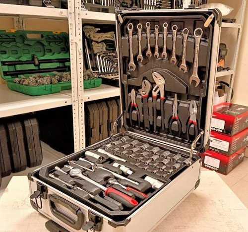 Набор инструментов в чемодане для дома, в гараж