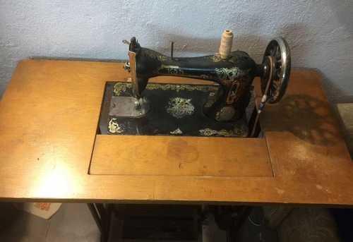 Старинная швейная машинка на станине