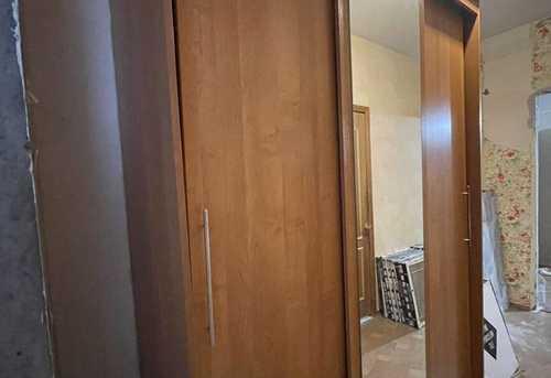 Шкаф с раздвижными дверями и зеркалом