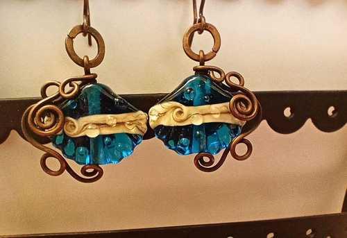 Сережки в технике wire wrap с бусиной лэмпворк