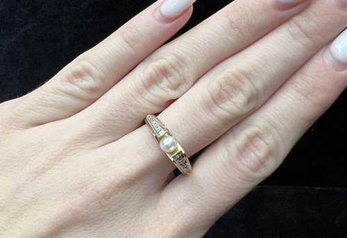 Золотое кольцо с жемчугом 18 размер
