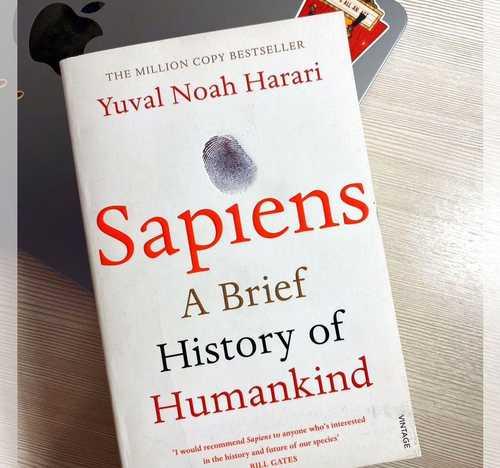 Книга на английском "Sapiens" Yuval Noah Harari