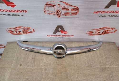 Молдинг решётки радиатора Opel Astra J 2012-2015