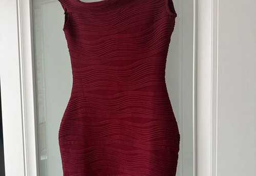Короткое платье красное с открытыми плечами