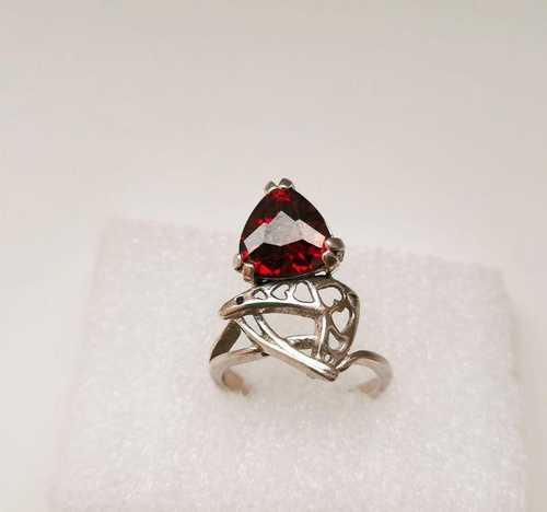 Серебряное кольцо с гранатом, 925пр., 5,6гр.,18р-р