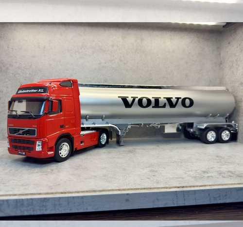 Модель грузовика Volvo FH12 1:32 Welly бензовоз