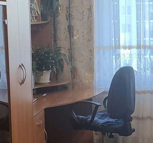 Продам угловой компьютерный стол.Правый угол