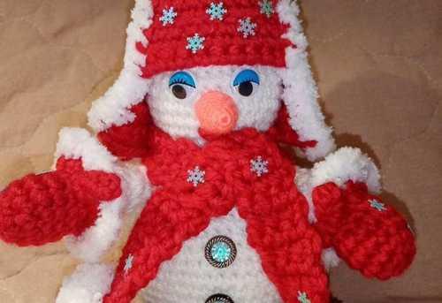 Вязаная игрушка - снеговик с красным шарфом