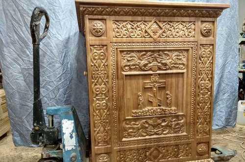 Дубовый жертвенник украшенный иконами