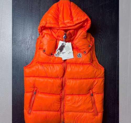 Жилетка moncler с капюшоном