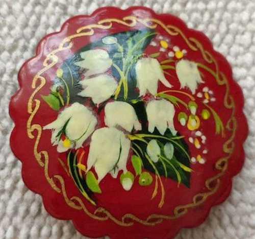 Брошь лакированная