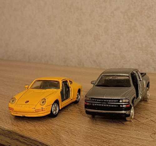 Модели автомобилей porsche 911 и chevrolet 1:43