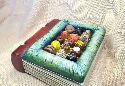 Шкатулка-книга "Винтажная книга с конфетами"