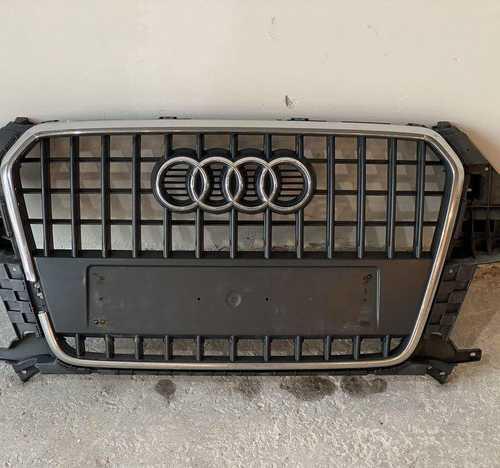 Решетка радиатора Audi Q3 дорест