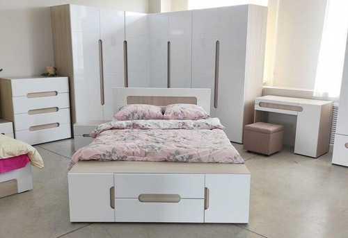 Белая спальня с кроватью в наличии от производител