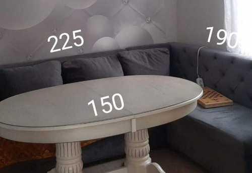 Стол и диван в гостинную