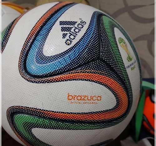 Футбольный мяч adidas brazuca