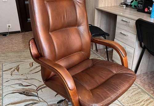 Офисное кресло натуральная кожа и дерево