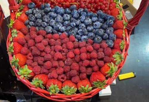 Спелые ягоды в корзине