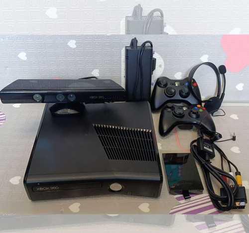Xbox 360 freeboot 320 Gb 2 геймпада + Kinect