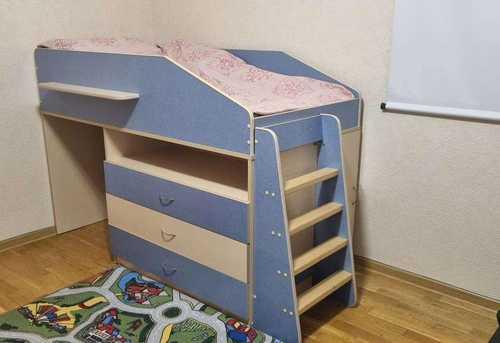 Детская кровать с лестницей и комодом