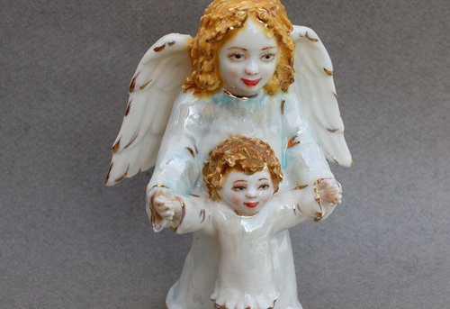 Статуэтка фарфоровая Ангел с младенцем