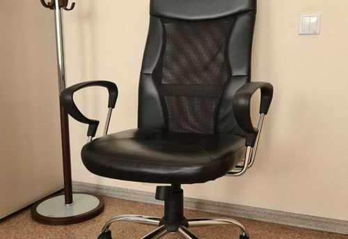 Офисное кресло руководителя в идеальном состоянии